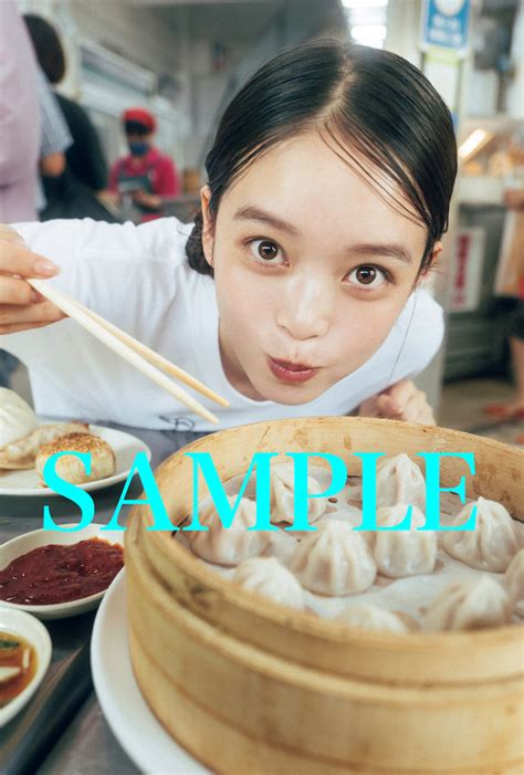 📸 画像：『髙石あかりファースト写真集 幻灯』楽天ブックス購入特典：髙石あかりポストカード｜髙石あかり、力強くも幻想的なカットに挑戦した1st