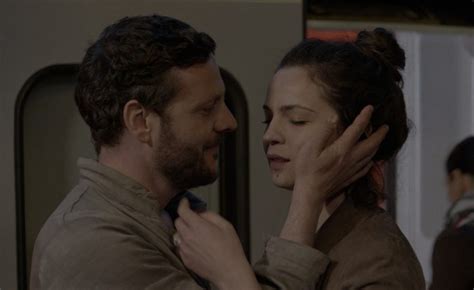 „dublu” Clasa De Mijloc Visează Sex Pe Plajă Ziarul Metropolis