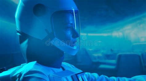 Eine Astronautin In Einem Raumanzug An Bord Der Orbitalstation Eine