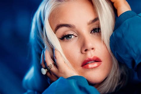 10 Minutes Withsinger Aimée