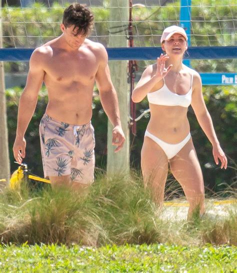 The Bachelorettes Hannah Brown And Tyler Cameron Enjoy Beach Day