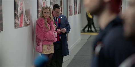 Versace Pink Shoulder Bag Of Juno Temple As Keeley Jones In Ted Lasso