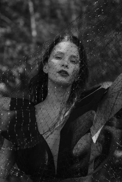 Review Emmi Iida “trinity” Single — Noisescape Magazine