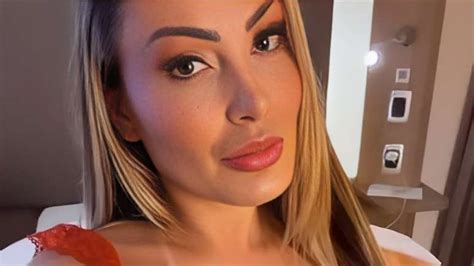 Trabalhando Em Boate Andressa Urach Se Presenteia Com Carrão De Luxo