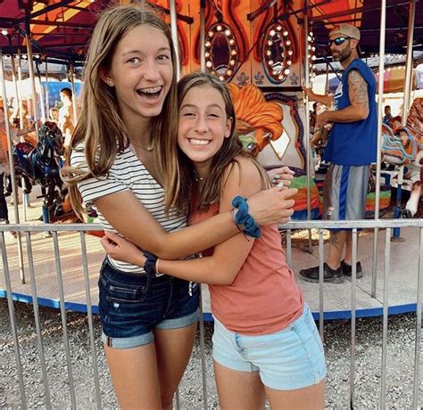 Cute Pose With Friends Friend Poses Cute Poses Best Friend Photos