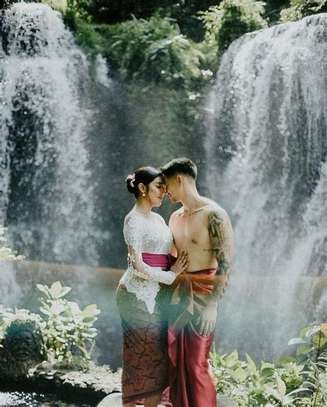 Mesra Banget Potret Millen Cyrus Pakai Baju Adat Bali Lionel Lee Gagah Telanjang Dada