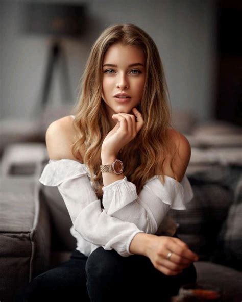 Female Headshot Poses Female Photoshoot Poses Indoor Headshot Poses