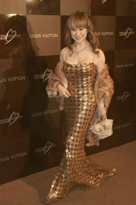 林燕妮离世两年百万皮草遭儿子赠粉丝，生前无巨额遗产衣服最值钱李凯豪