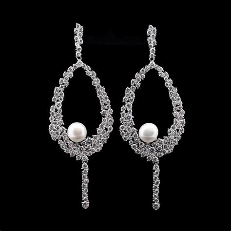 Omnia Samar Teardrop Pearl Earrings With Intricate Design In 925