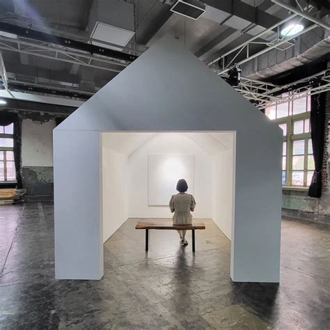 과거를 담은 선 최영욱의 달 항아리 하퍼스 바자 코리아