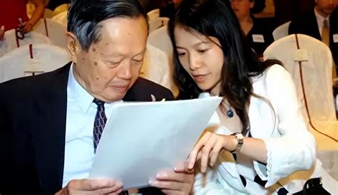 杨振宁退休金背后的真相，翁帆的真正动机揭秘