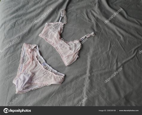 Rosa Suave Ropa Interior Sexy De Las Mujeres Tumbado En La Cama Gris