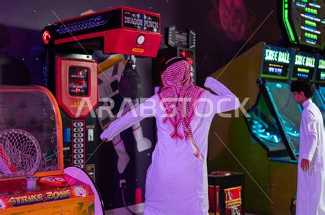 ألعاب الاركيد الالكترونية المتنوعة، التسلية و الترفيه في العطلة الصيفية، رجل عربي سعودي خليجي