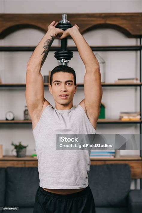 Schöner Birasse Mann Stehend In Sportbekleidung Und Hantel Über Den