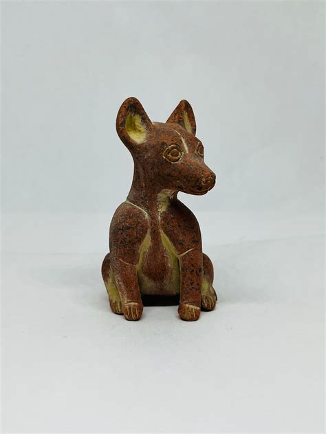 Xolo Mini Sentado Viendo Lado Izquierdo Coatlicue Arte Xolito Mio