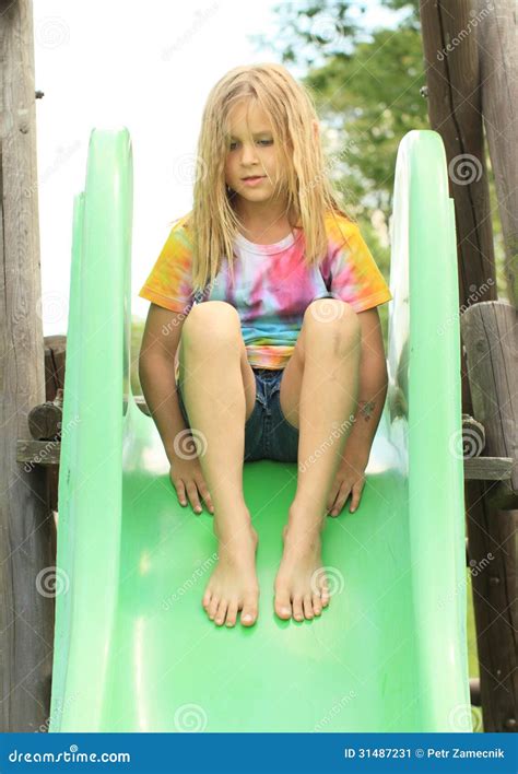 Kleines Mädchen Auf Einem Dia Stockbild Bild Von Grün Kleid 31487231