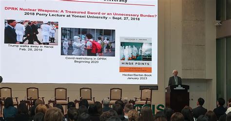 강연하는 시그프리드 헤커 교수