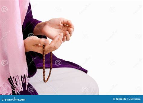 Het Jonge Moslimmeisje Bidden Stock Foto Image Of Traditioneel