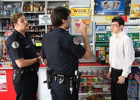 Mclovin Showing His Id Cine Signo De Interrogación Bellezas