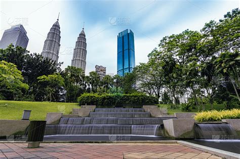 从klcc公园眺望双子塔。