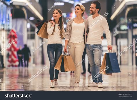 2 511 Imágenes De Papa E Hijo Comprando Ropa Imágenes Fotos Y