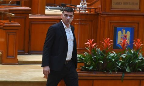 Gigel Simion Toarnă N Curte Mult Beton