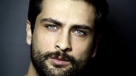 تعرف على رد فعل أنور تونا حين شاهد شبيهه الممثل السوري