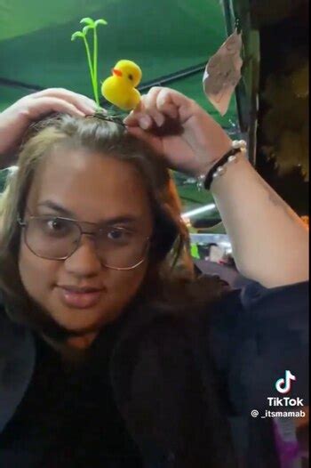 Qué Significa La Tendencia De Ponerse Un Pato De Juguete En La Cabeza Infobae