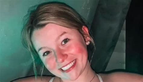 Napadaju Me Zbog Prirodno Ogromnih Grudi Nastavnici Me Teraju Da Leti Nosim Jaknu A Drugarice