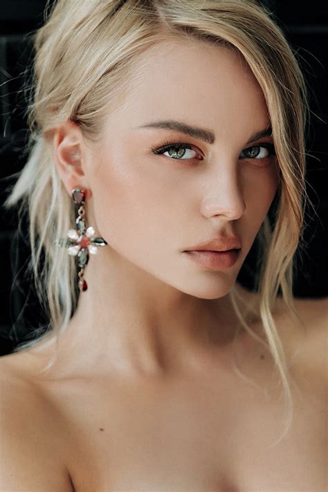 Anna T Muumaa Models