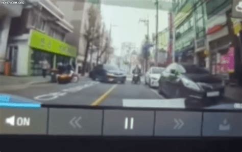 ‘3억 맥라렌 박은 추월 차주의 적반하장좁은 도로서 추월 시도