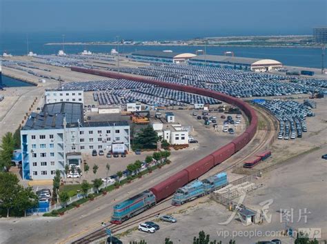 山东烟台：商品车运输忙 人民图片网