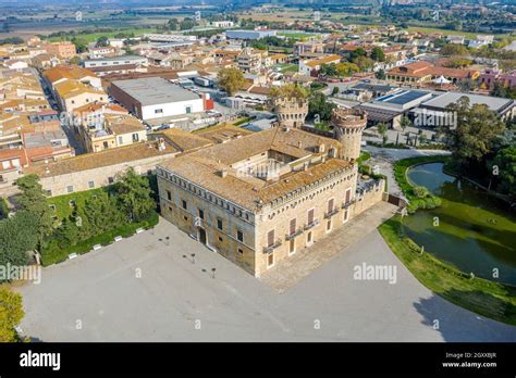 Le Château De Peralada Est Situé à Peralada En Espagne Il A été Construit à Lorigine Dans Ix