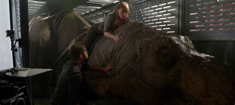 Jurassic World Fallen Kingdom Featurette Operates The Dinosaurs Scifinow