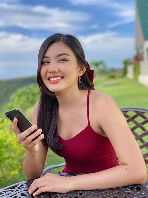 ဆွဲဆောင်မှုရှိလွန်းတဲ့အလှတရားတွေနဲ့ အိပ်ယာထက်မှာ အနားယူနေတဲ့ မေမြင့