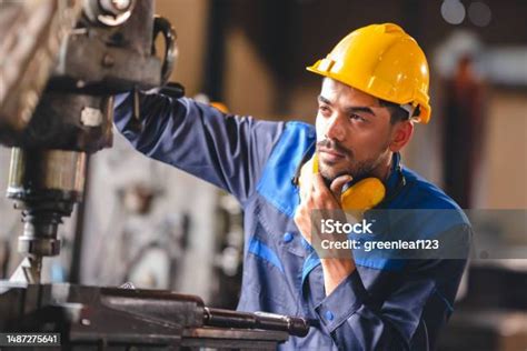 산업 공장의 제어실 공장에서 엔지니어링 기계에 대한 유지 보수를 서비스하기 위해 일하는 기술 엔지니어 근로자 글로벌 산업 비즈니스 개념의 생산 기술자 직업 20 24세에