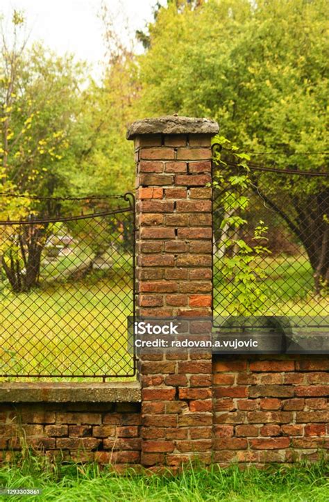 Tiang Bata Merah Foto Stok Unduh Gambar Sekarang Arsitektur