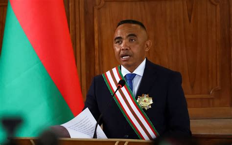 Coronel Michael Randrianirina Assume Presidência De Madagascar Após