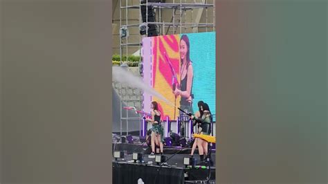 워터밤 관객들과 물총🔫 싸움 중인 에스파 멤버들 Youtube