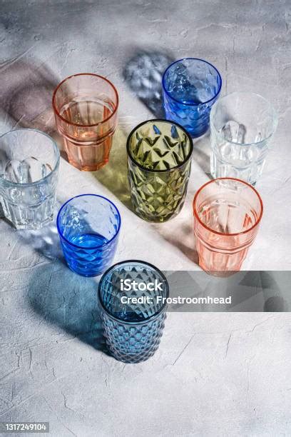 화려한 얼굴과 기하학적 음료 유리 빈 녹색 빨간색 파란색과 돌 콘크리트 배경에 음료를위한 투명 음료의 그룹 각도 보기 유리잔에 대한 스톡 사진 및 기타 이미지 Istock