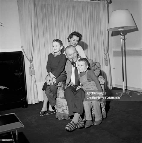 Lacteur Français Bourvil Entouré De Ses Deux Fils Dominique Et ニュース