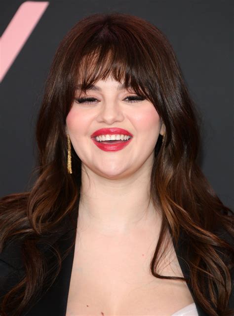 Selena Gomez At The Lola Premiere Beleza Mulheres Selena Gomez Bangs