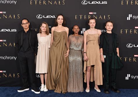 Knox Jolie Pitt Sale Con Su Mamá Angelina Jolie Y Desata Comentarios