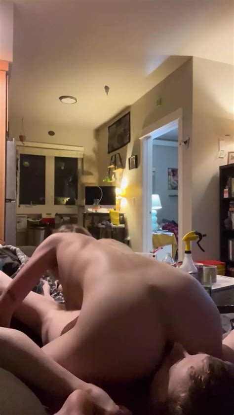 Горячая девушка сидит на лице бойфренда Xhamster