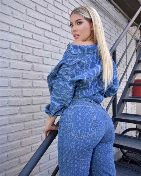 Wanda Nara Lato B In Bella Mostra Anche La Scollatura è Da Infarto