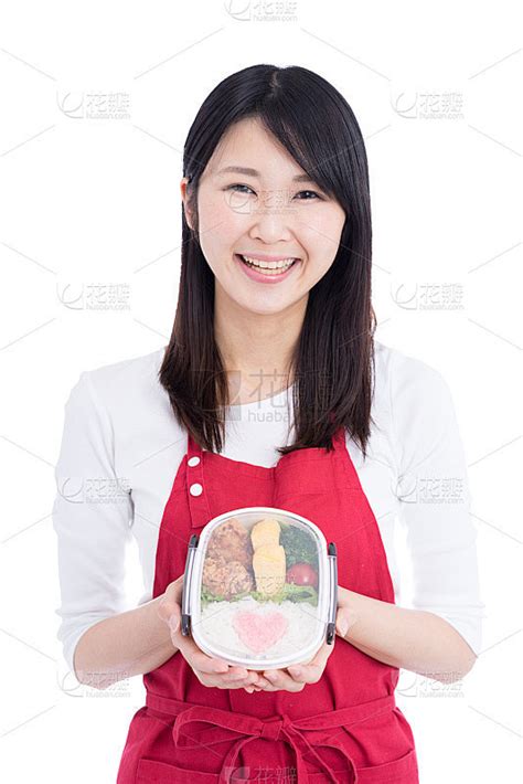 拿着便当盒的女人