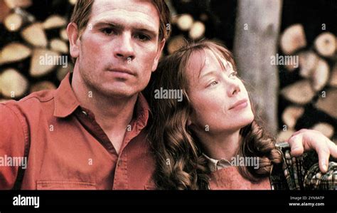 Sissy Spacek And Tommy Lee Jones In Coal Miners Daughter 1980