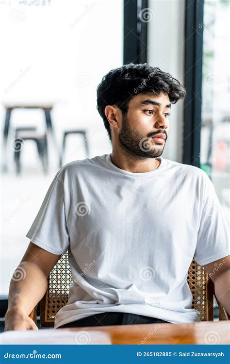Imagen De Burla De Un Joven Barbudo Haciendo Una Pose Con Una Camisa