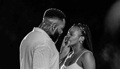 Tayc Fait Le Buzz Après Une Scène Super Hot Avec Une Fan En Plein Concert Mbote