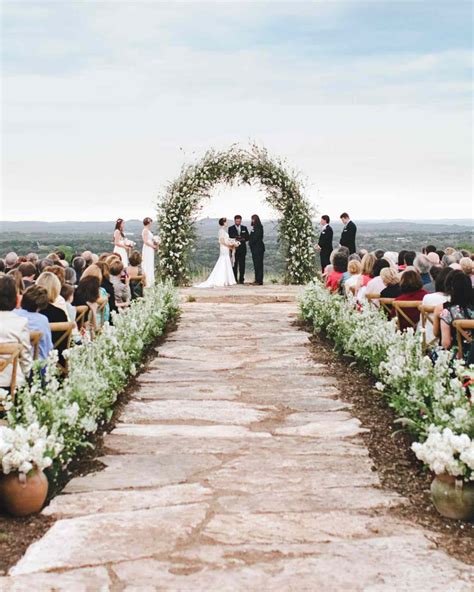 How To Decorate An Arch For A Wedding Ceremony